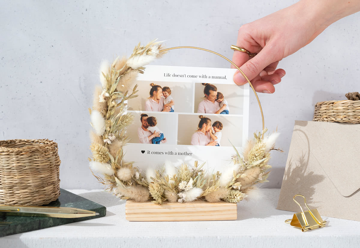 Wooden card holder with dried flowers